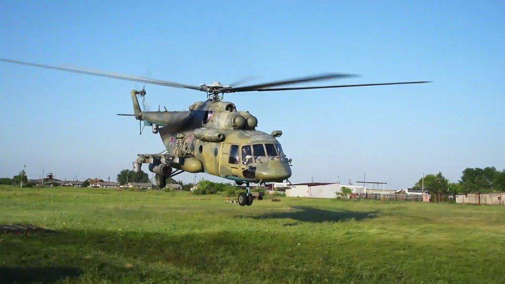 俄军Mi-8直升机的年轻飞行员在库尔干附近进行火箭弹发射训练_新浪新闻