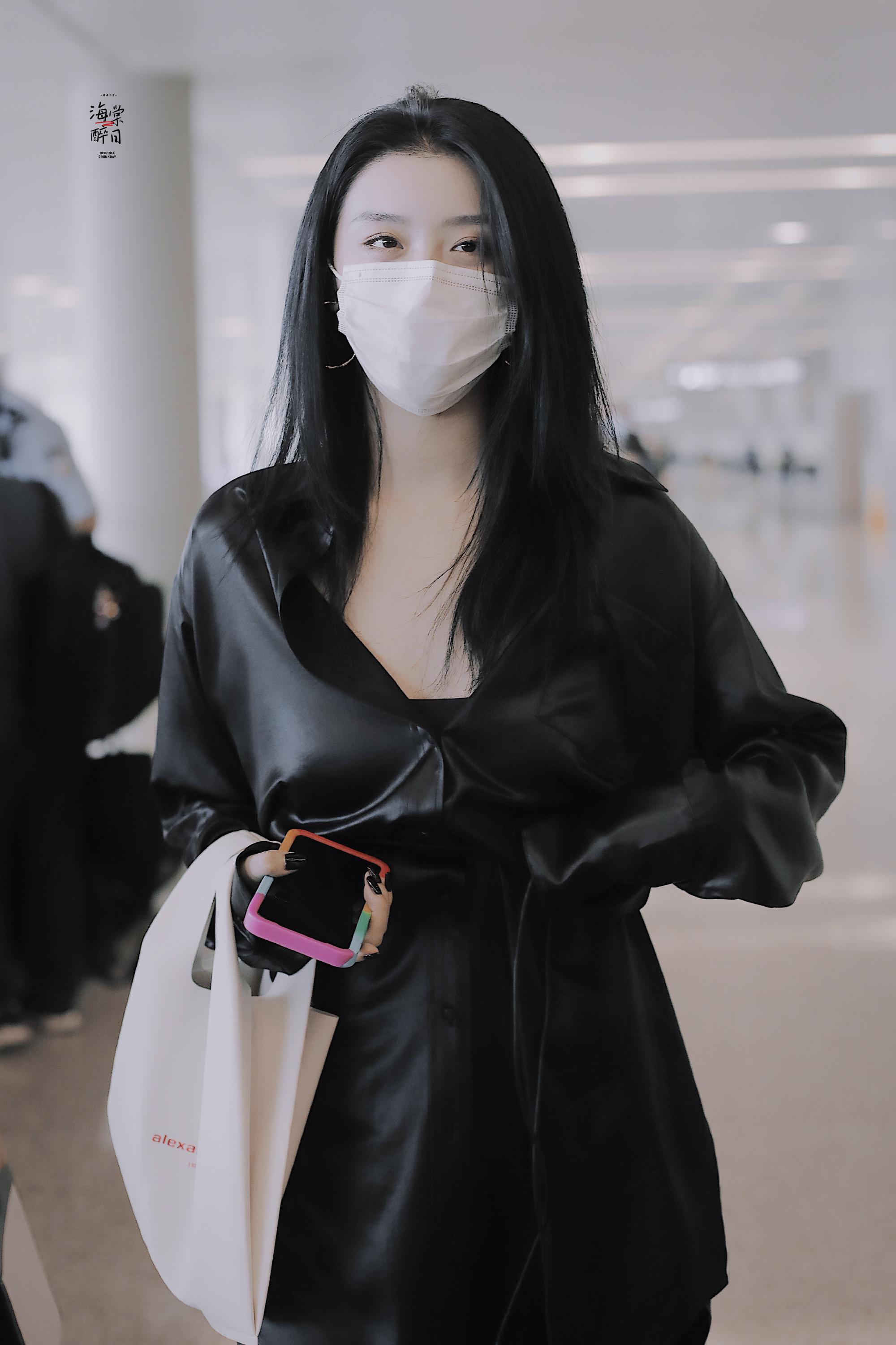 the9成员赵小棠现身机场，身穿连衣皮裙搭配个性数据线当腰带……