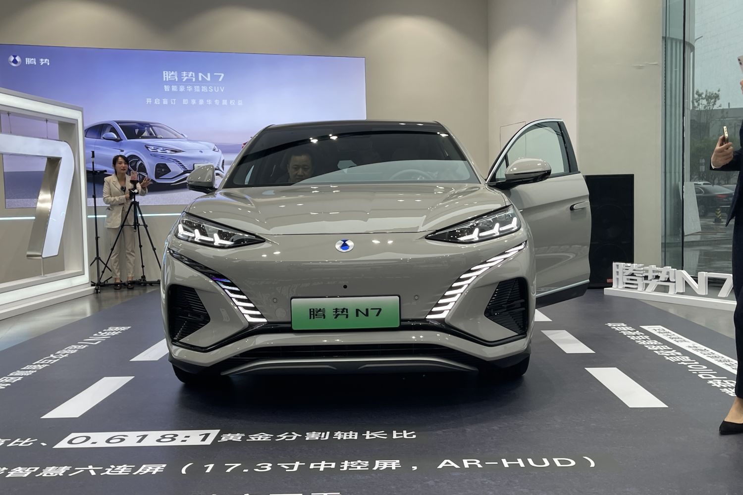 腾势N7智能豪华猎跑SUV颠覆豪华定义新享势界-新浪汽车