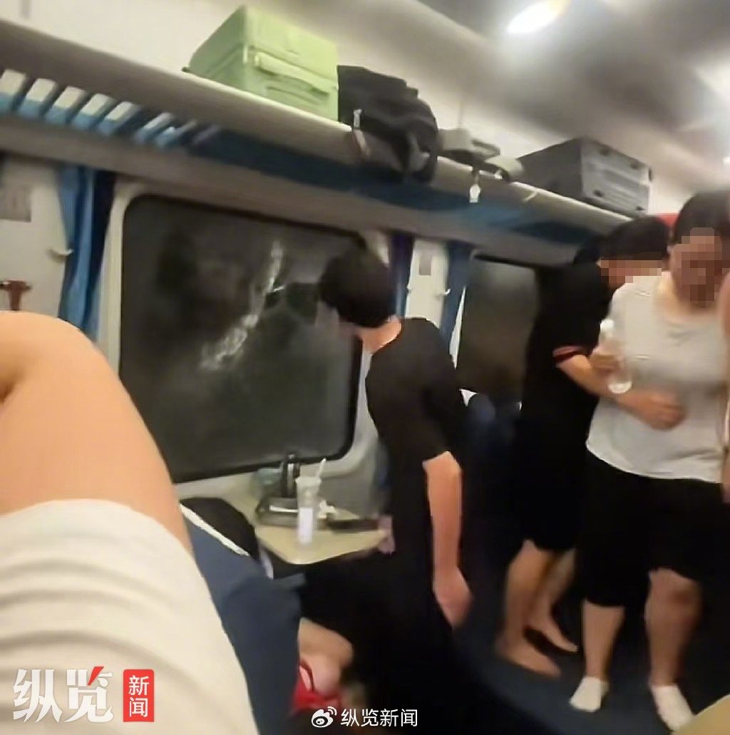 K1373次列車被撞脫線停運約3小時，有乘客砸窗通風被拘？鐵路公安回應 - 新浪香港