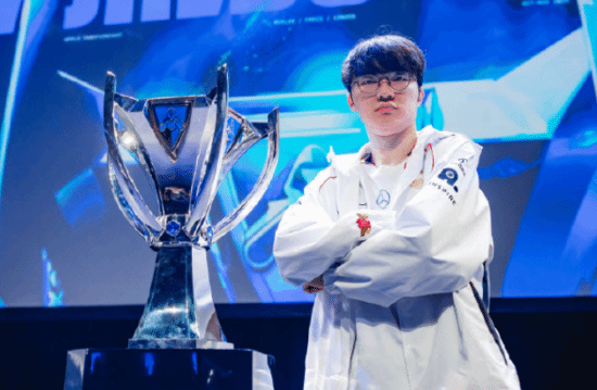 Faker加冕五冠王 韩国人连续12年包揽S赛冠军中单_新浪游戏_手机新浪网