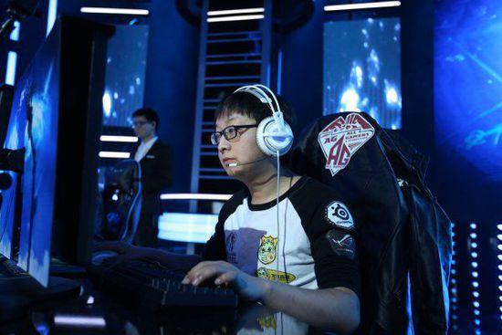 CFPLS8常规赛最后一轮现场图集 各战队全力以赴_CF穿越火线下载_CF官网合作网站_CF视频_CF百宝箱_网络游戏_新浪游戏_新浪网