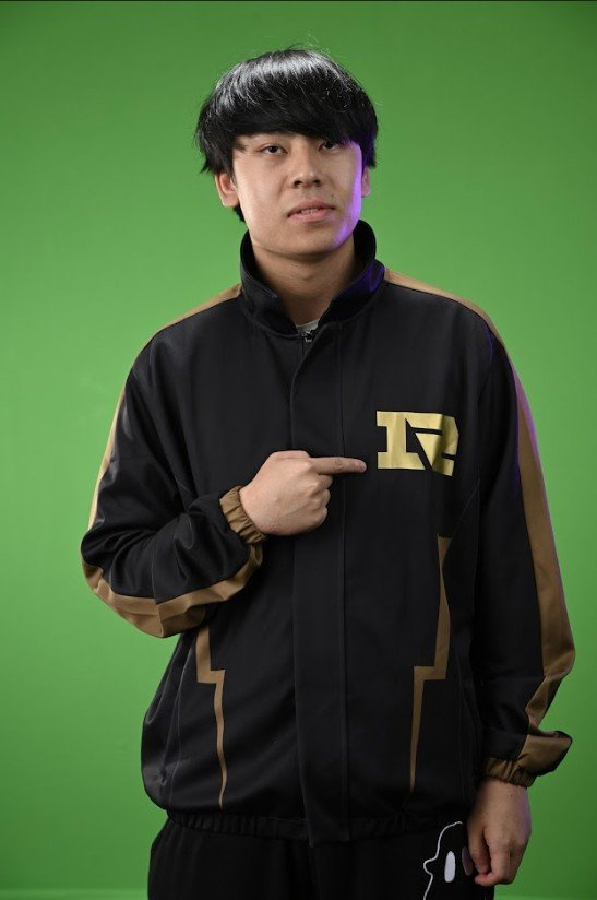 RNG定妆照：Ana穿上了RNG队服_新浪游戏_手机新浪网