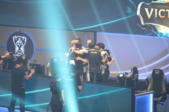 LOLS6世界大赛小组赛C组由欧洲H2K和中国EDG出线_网络游戏_新浪游戏_新浪网