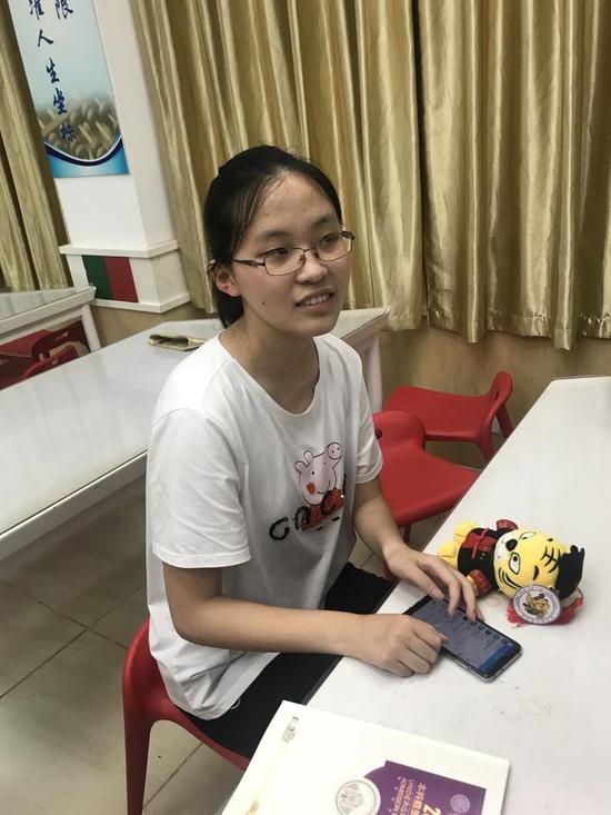 谁给我发几张小学女生穿着白色连裤袜,白色长袜的图片,要求袜子是纯白的最好是在穿袜子时的图片