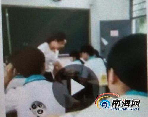 女老师打学生视频热传 实为学生先砸老师图视频老师学生新浪新闻