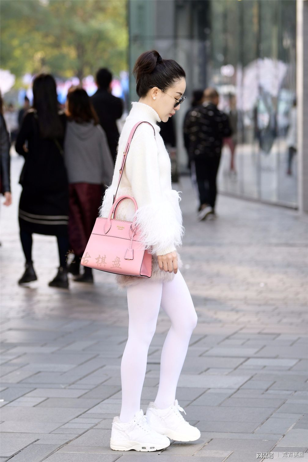 街拍：这样的白色丝袜，你敢穿出来么？