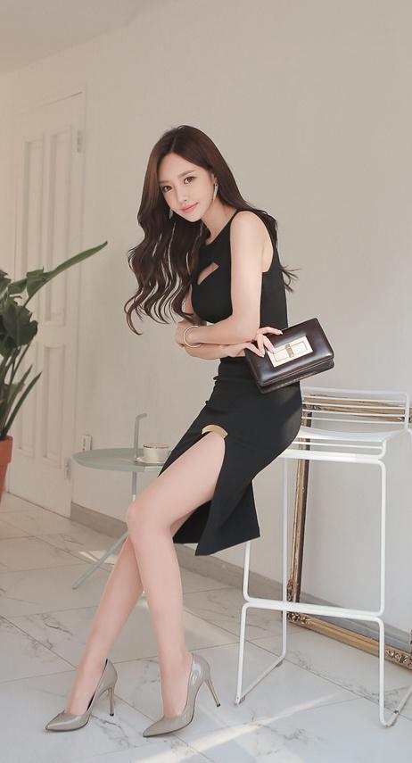欣赏时尚性感美女,高跟鞋和连衣裙的搭配,最后一个姿势最好高跟鞋连衣裙黑色新浪网