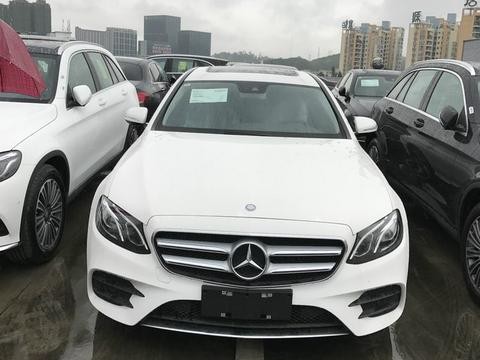 48万元买辆白色奔驰E200L，然而车主家的另外两辆车才是“亮点”-新浪汽车