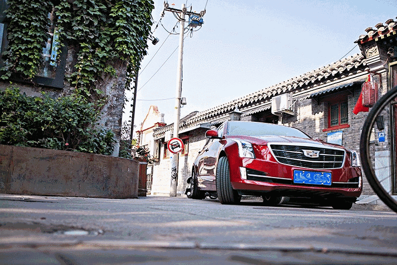 那天开着一台凯迪拉克ATS-L钻胡同，我突然发现TA并非只有快