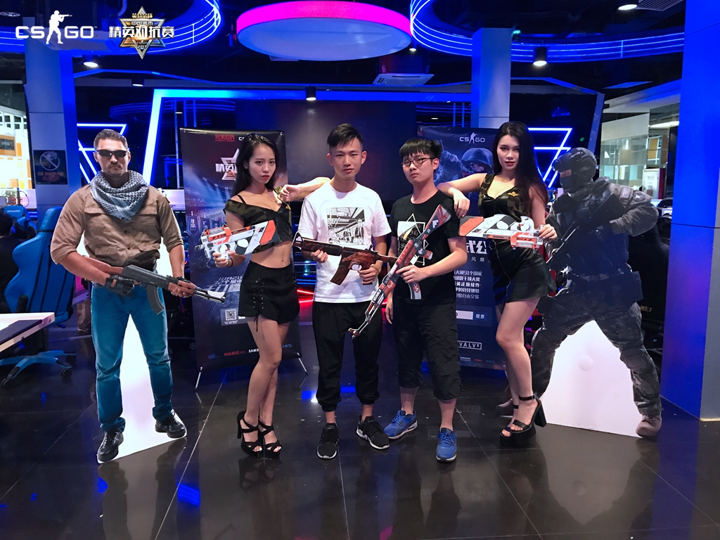 CSGO比制服诱惑还重要？美女坐怀他却专注玩龙狙|美女|制服诱惑|小姐姐_新浪新闻