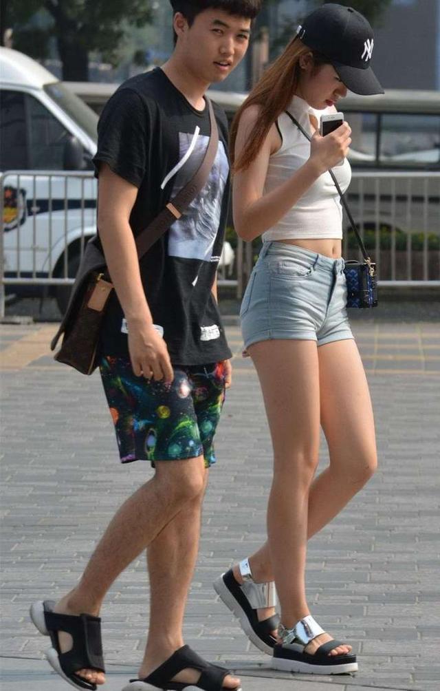 路人街拍:拍到一个韩国妹子,不过被她男朋友发现了!