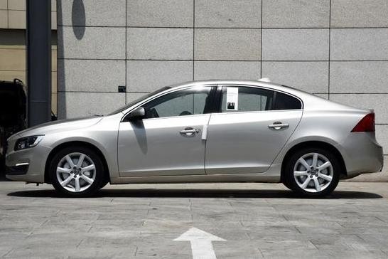 二线豪华品牌，2.0T+8AT，6秒破百，跌破20万，买这车比宝马靠谱-新浪汽车