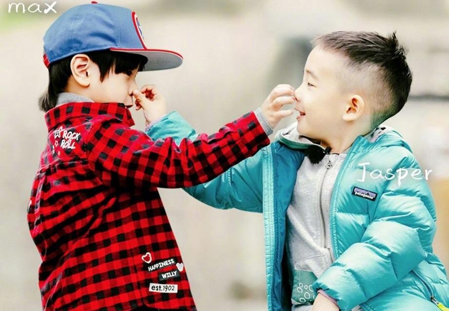 嗯哼想亲吻neinei，Max为了保护姐姐，抓着嗯哼狂亲，太好笑了！