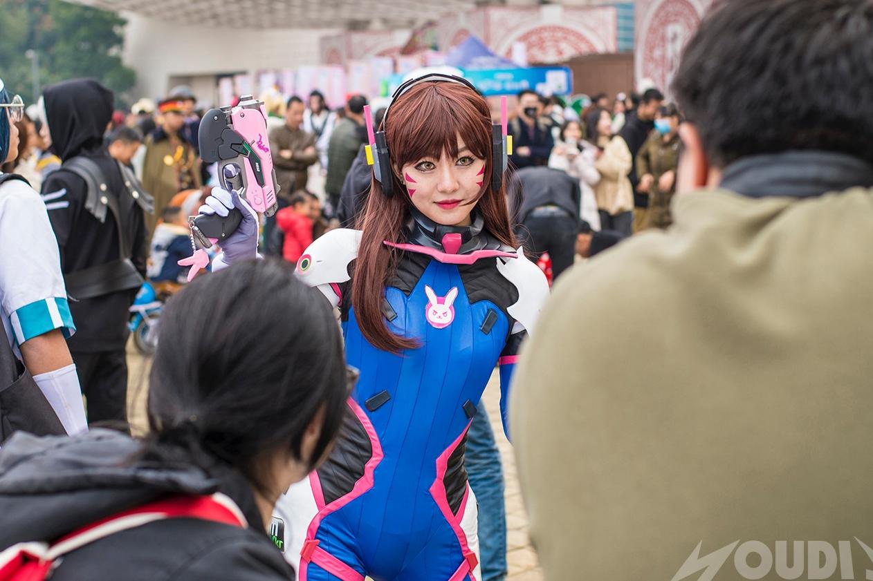 成都iComic漫展 高颜值Coser不畏严寒嗨翻现场|成都|严寒|第十届_新浪新闻