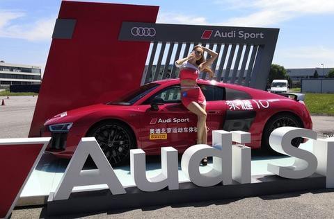 荣耀10GT大运存8GB+Turbo加速度 夏日与奥迪RS激情碰撞-新浪汽车