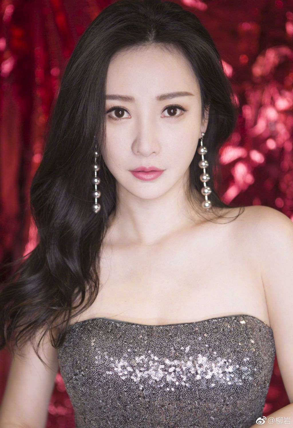 性感女神”柳岩深夜晒照 依然身材妖娆笑容甜美