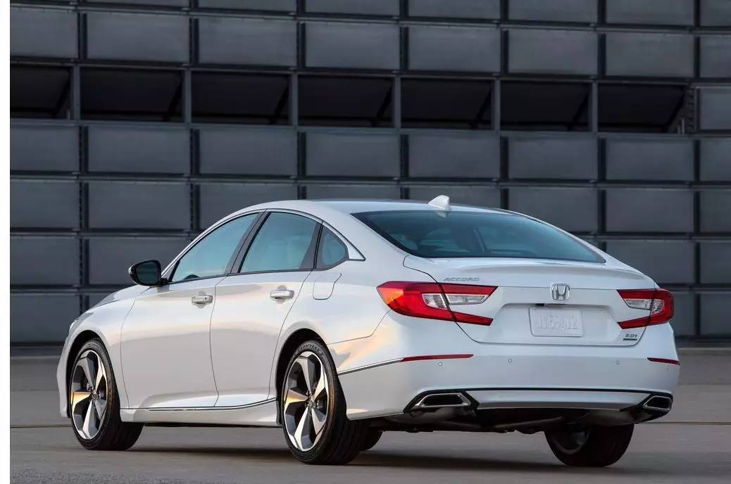 全新雅阁，2.0T＋10AT动力组合，因一个设计