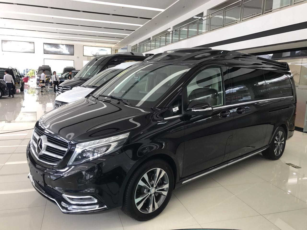 奔驰V260L七座商务车的典型风采-新浪汽车