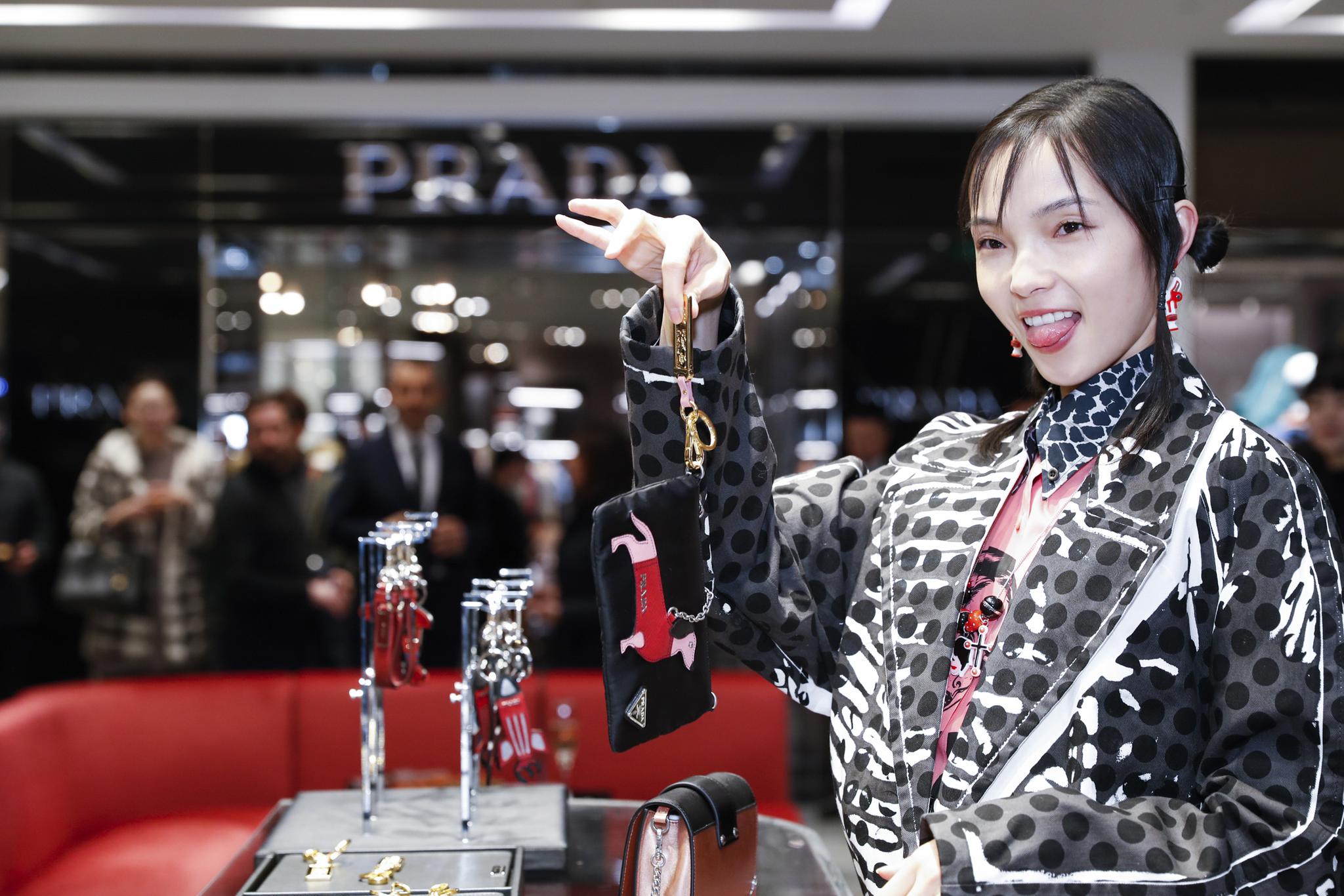 雎晓雯、张榕容亮相北京SKP 的PRADA SPIRIT限时店