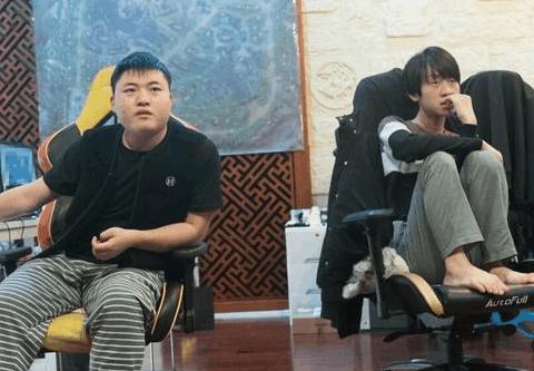 今晚7点RNG对决WE, Uzi确认复出, 网友: 女友治好了小狗的手伤|战队|小狗|女友_新浪新闻