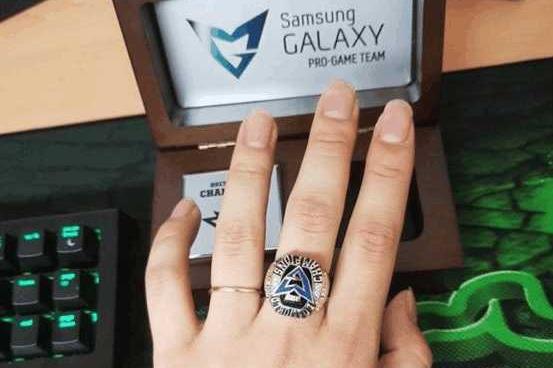 三星辅助CoreJJ晒出S7冠军戒指, 带有蓝色盾形队标非常酷炫|三星|戒指|冠军_新浪新闻