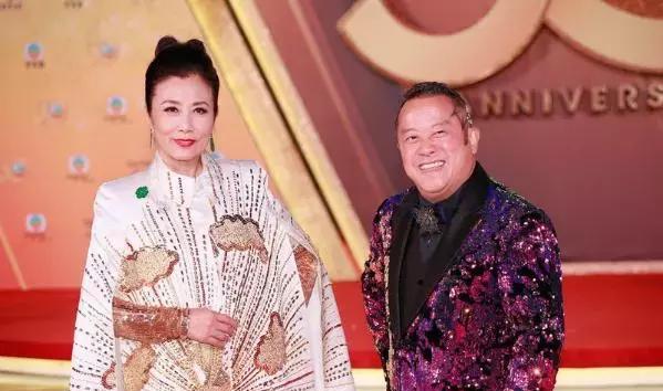 TVB50周年庆小花旦大放福利！深V高叉裙露美背，还有更劲爆的！|高叉裙|花旦|礼服_新浪新闻