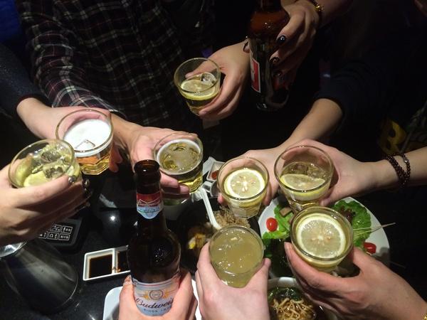拍夜晚喝酒酒杯图片女人手握啤酒图片伤感 伤感说说吧