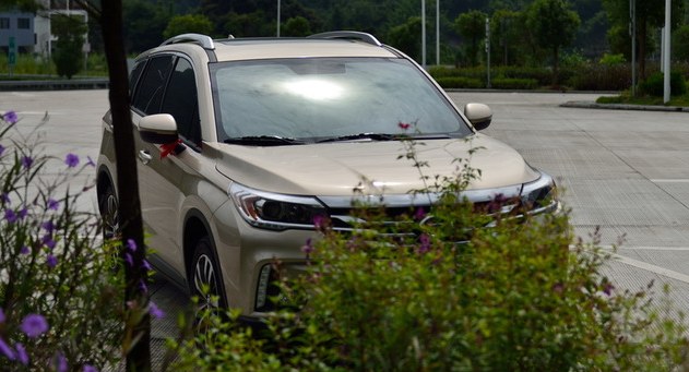 传祺GS4拿实力说话，吊打吉利和荣威RX5，路上碰见它都说害怕！