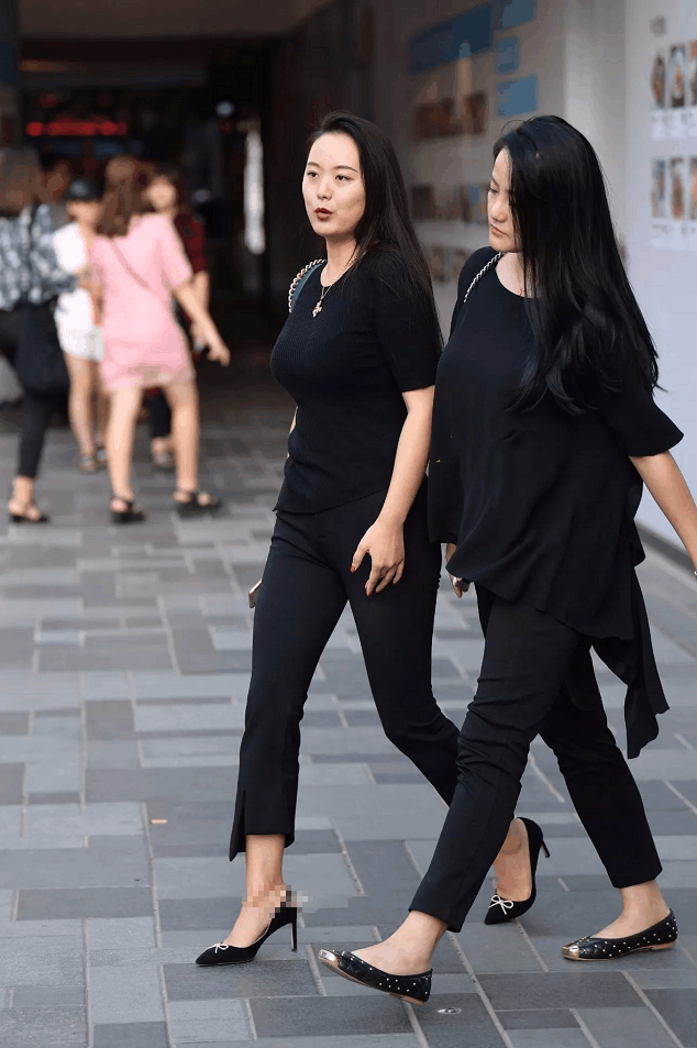 街拍 40岁女人紧身穿搭 抬头挺胸丰满自信 满满都是成熟女人味