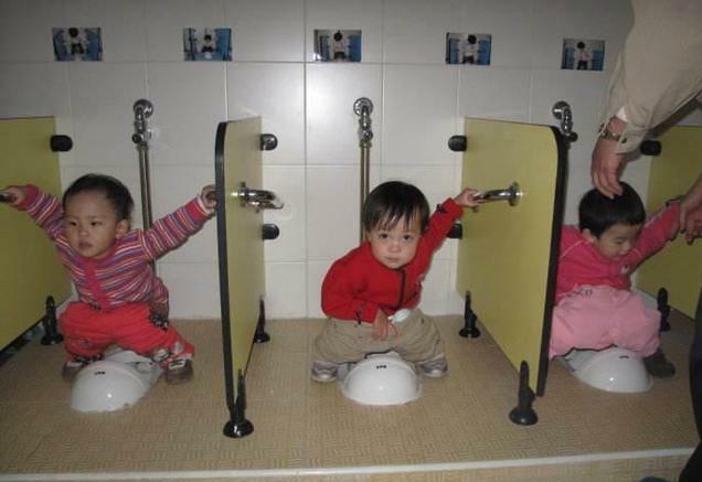 宝宝不愿在幼儿园上厕所 因为这个原因 每次憋得脸红! 幼儿园 孩子 厕所 新浪新闻