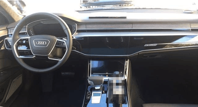 国内首台18款奥迪A8L已到4S店后场, 一车配6屏, 奔驰S级真比不了