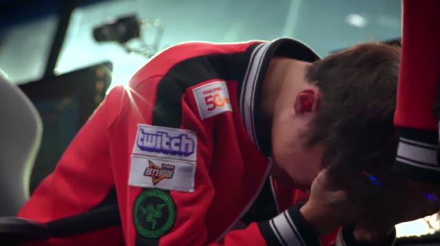 S7决赛幕后：Faker回望奖杯，表情令人心疼！|LOL|奖杯|决赛_新浪新闻