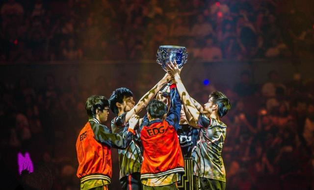 梦回S5！EDG 2:0碾压WE，每个位置轮流秀，网友：等一个MSI夺冠！|位置|版本|夺冠_新浪新闻