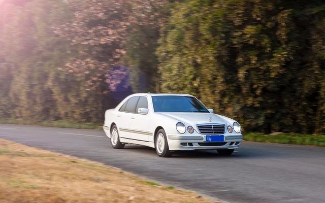 风尚经典｜体验梅赛德斯-奔驰E240 (W210)-新浪汽车