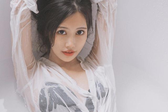 性感美女浴室湿身诱惑写真，看着有一种让人心动的感觉浴室美女写真新浪新闻
