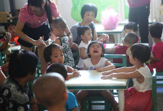 小朋友第一天上幼儿园大哭,我该怎么办?聪明家长这样做! 幼儿园 宝宝 孩子 新浪新闻