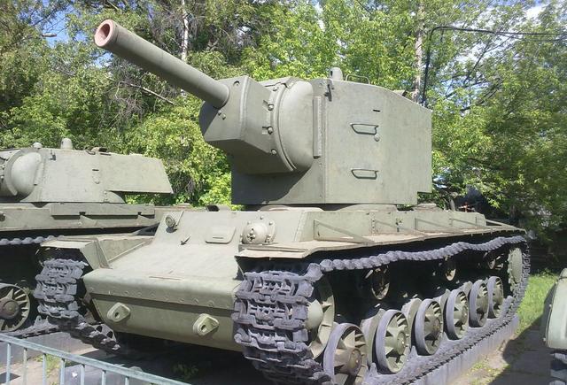 二战坦克 之 苏联KV-2重型坦克：搭载152毫米榴弹炮的钢铁猛兽！