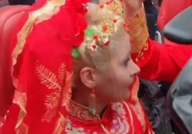 外国新娘嫁给了中国小伙，整场婚礼的焦点都在外国妹子身上啊