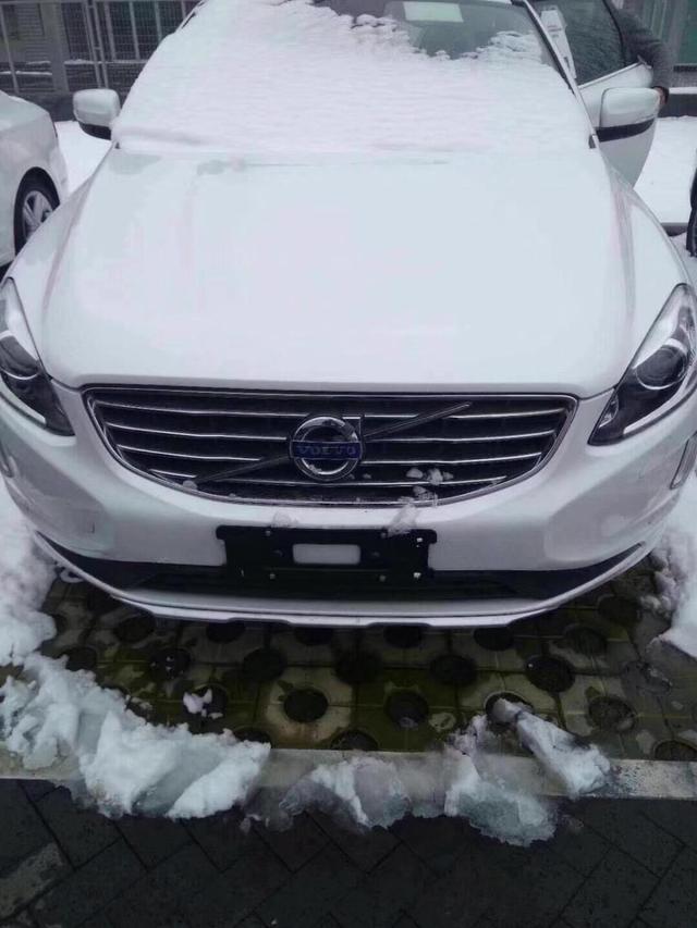 偶遇16款沃尔沃S60L库存车，工作人员：被大雪覆盖，统统5折处理