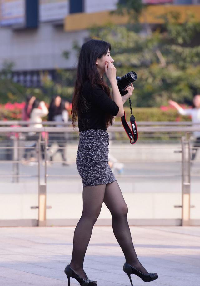 街拍黑丝高跟鞋时尚美女,美体动人