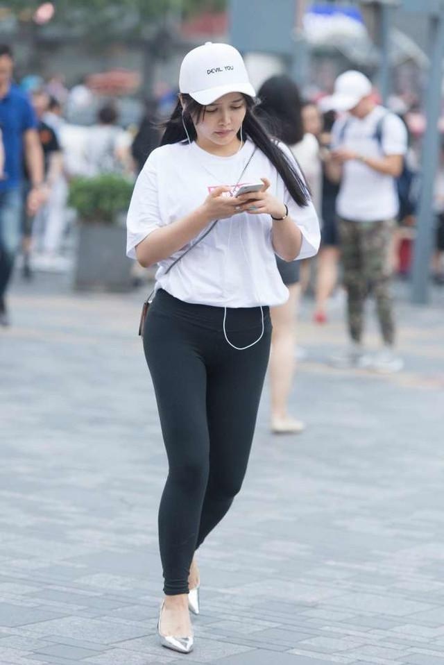 偶遇微胖极品小萝莉,身材娇小丰满,长裤包裹不住的巨臀身材萝莉极品新浪新闻