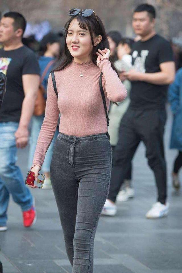 街拍:气质温婉的女孩,选择牛仔裤的装扮,秀出了丰腴紧致的身材