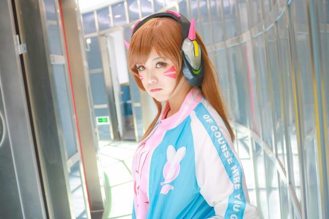 守望先锋cos: 常服DVA, 大眼白丝电竞少女好想领回家!