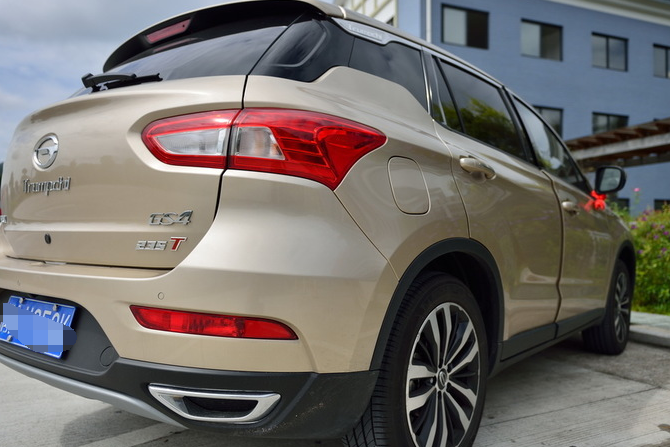 传祺GS4拿实力说话，吊打吉利和荣威RX5，路上碰见它都说害怕！