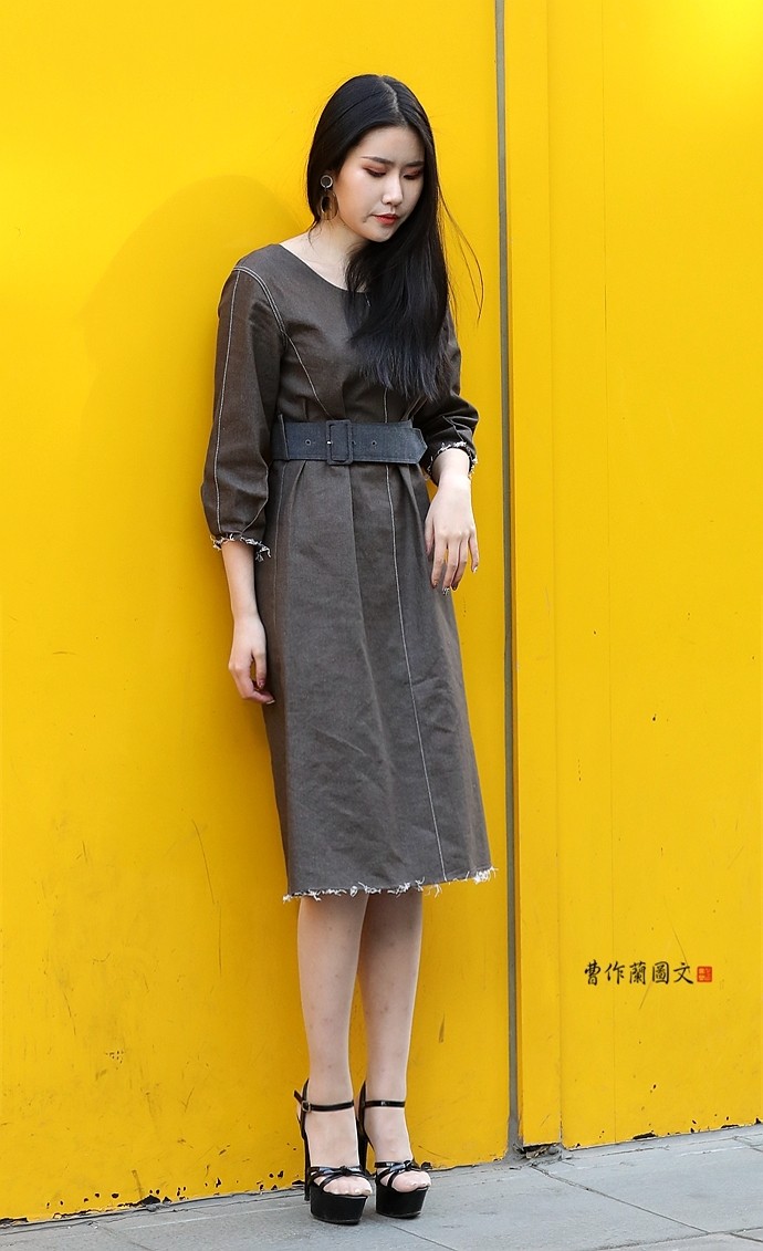 街拍:穿带水台高跟鞋的美女