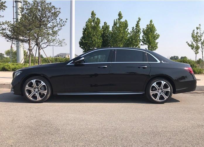 山东富商花53万买辆奔驰E300L: 女友晚上打开车门却乐了！