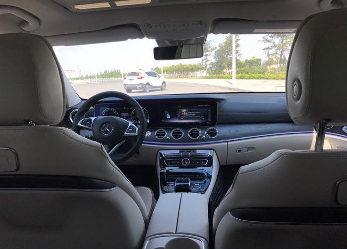 山东富商花53万买辆奔驰E300L: 女友晚上打开车门却乐了！