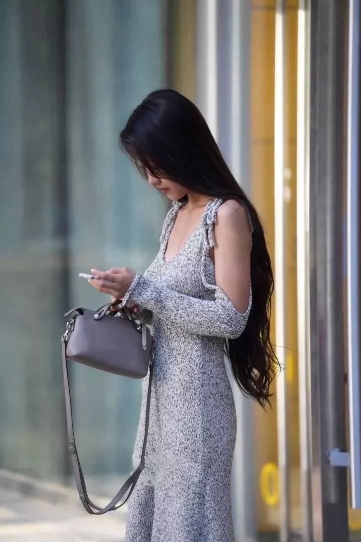 身材性感高挑的极品少妇,虽抽着烟,但气质颜值没得说