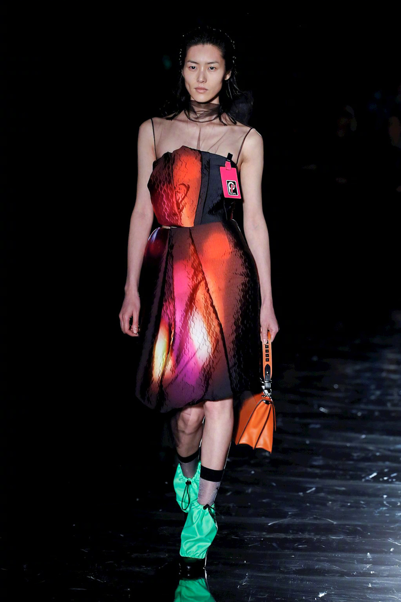 ，Prada 2018 秋冬系列——使用羊毛、皮革和尼龙等传统材质_新浪新闻